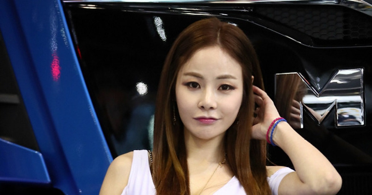 [포토]레이싱모델 김이연, '트럭 소개합니다'