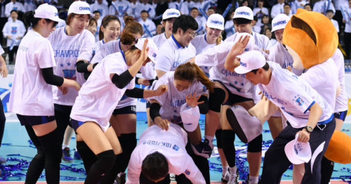 [SS포토]챔피언 IBK기업은행 이정철 감독, 살살 좀 때려