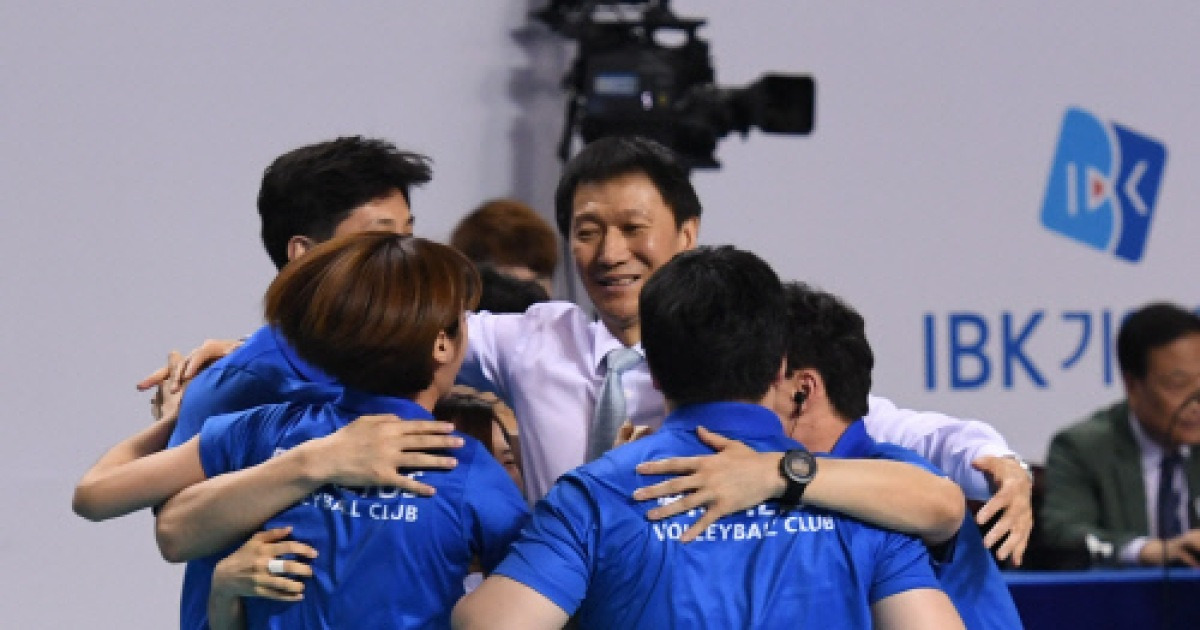 [SS포토]코칭스태프와 포옹 나누는 IBK기업은행 이정철 감독