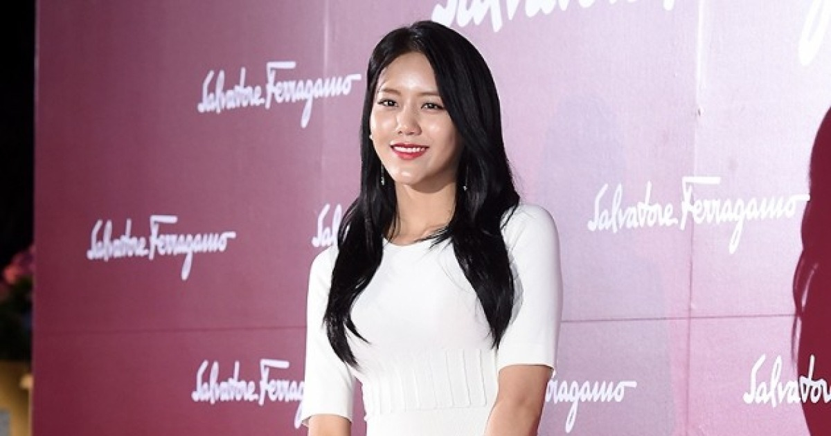 [HEI포토] AOA 혜정, '순백의 원피스 입고 우아하게~'