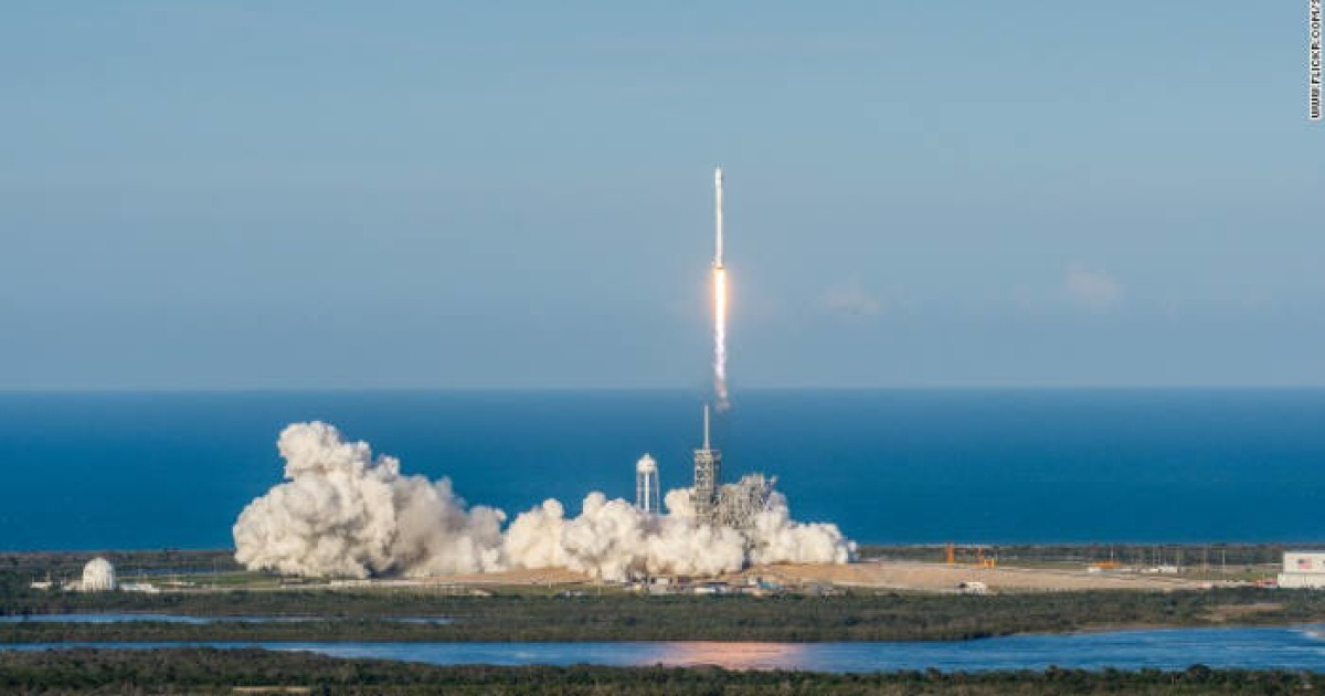 테슬라 CEO "우주 산업에 또 한 획"..재활용로켓 첫 발사