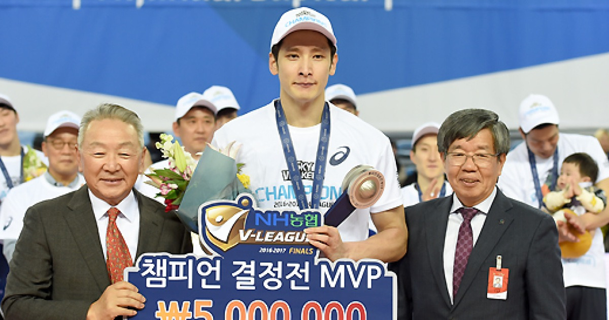 [MD포토] 문성민 'MVP 받았어요'