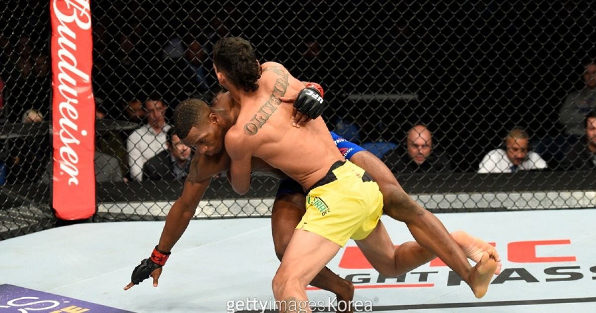 [오늘의 UFC] 코미어, 존슨에게 RNC 승..존슨 은퇴 선언