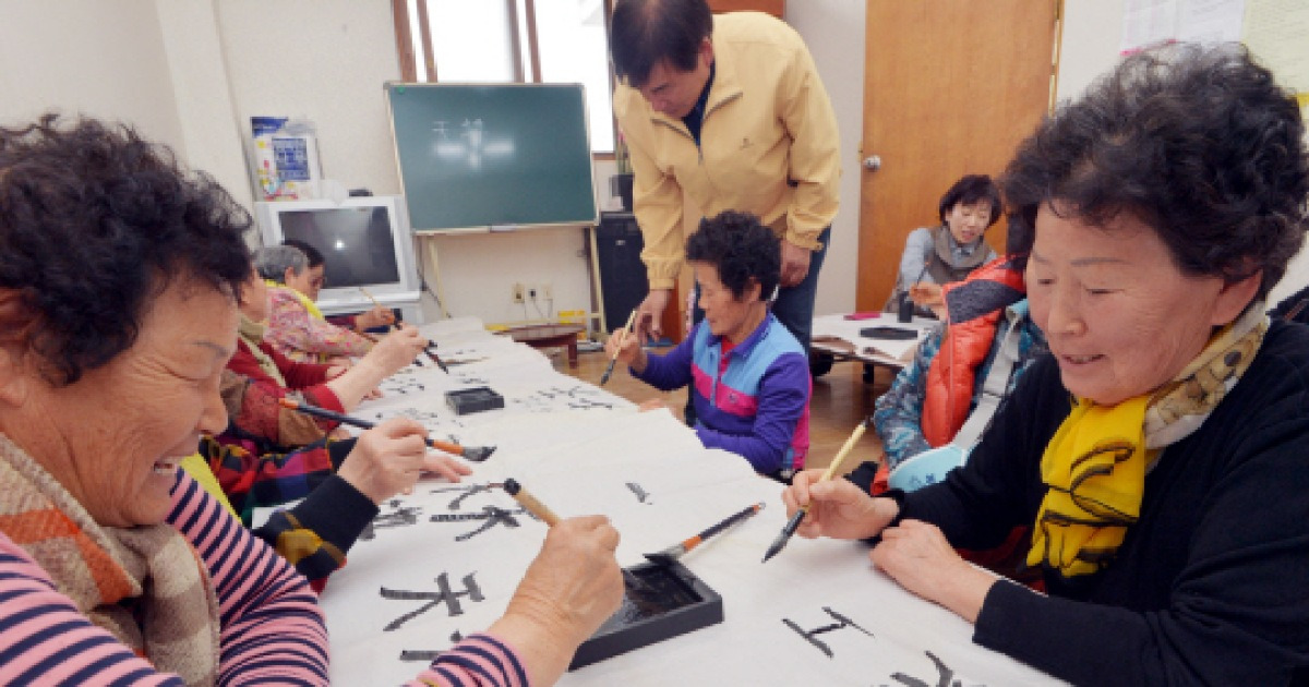 "어르신! 따라해 보세요, 사람 人" .. 붓으로 漢字써가며 '웃음꽃'