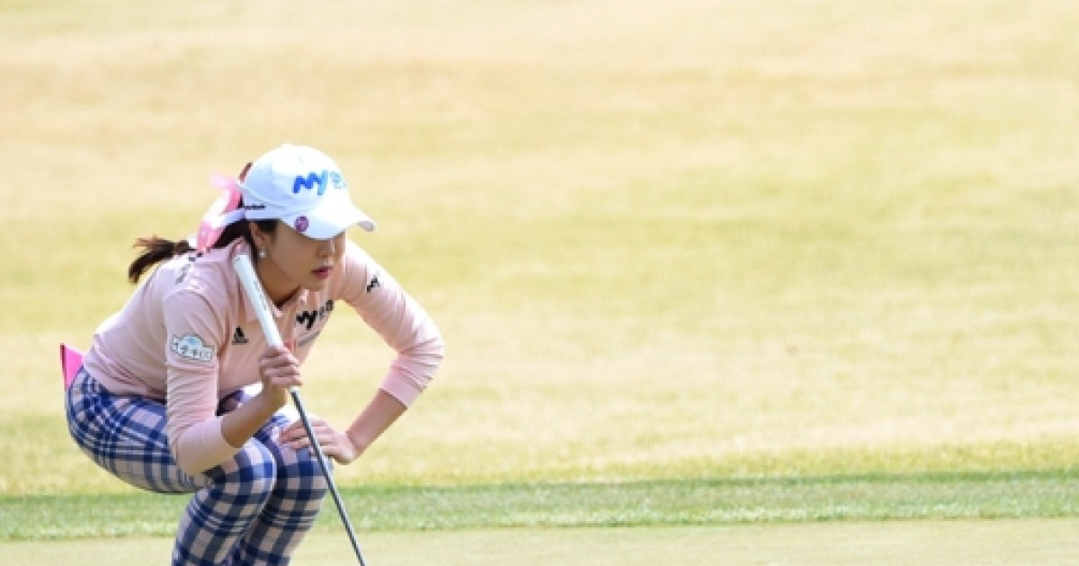 [KLPGA삼천리투게더오픈] 신중하게 퍼팅 라인을 읽는 안신애