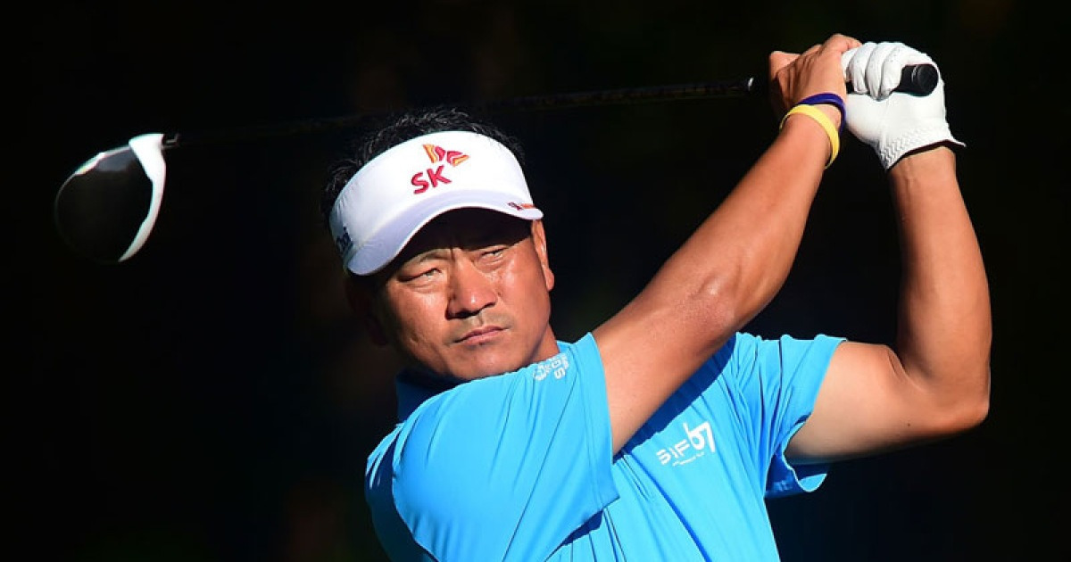 '생일' 최경주, SKT오픈 2R 2위.. KPGA 최다 연속 컷 타이