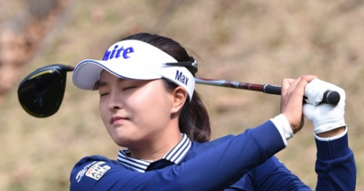 [KLPGA인터뷰] 선두 고진영 "동반자 비거리와 비교하니까 눈물 날뻔"