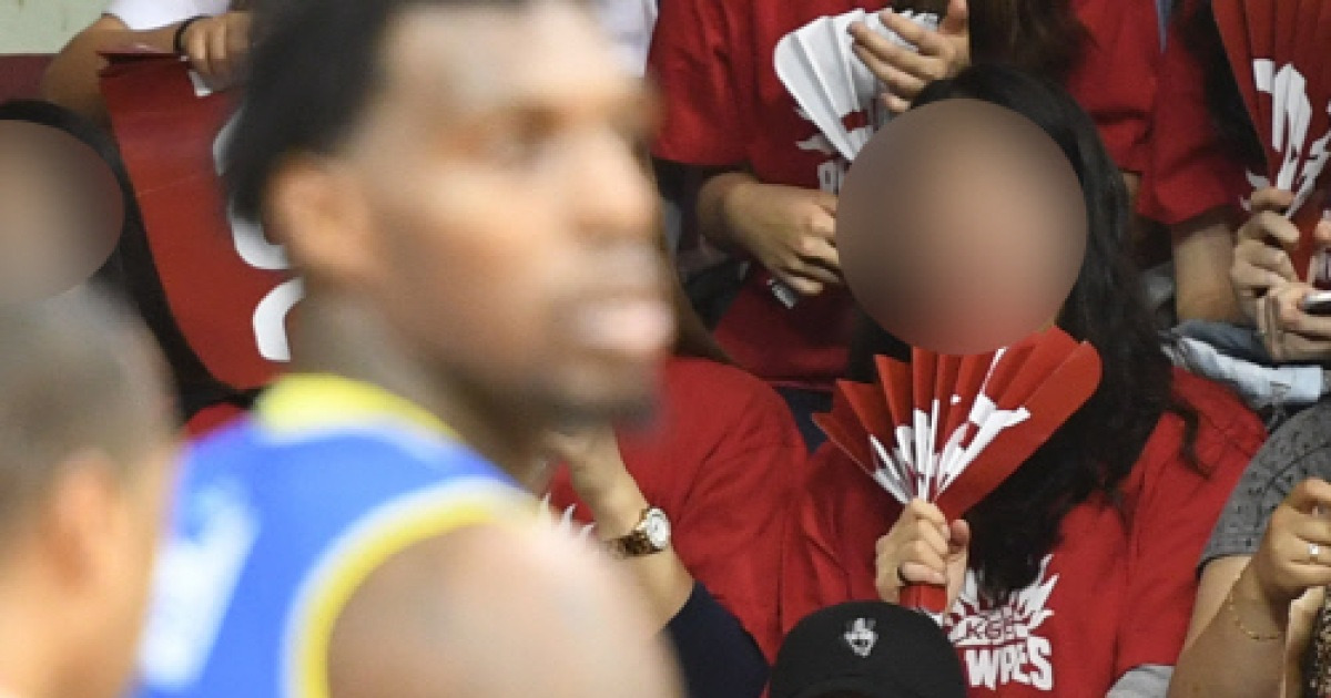 [SS포토]KGC 사익스, 뛰지 못하고 관중석에..