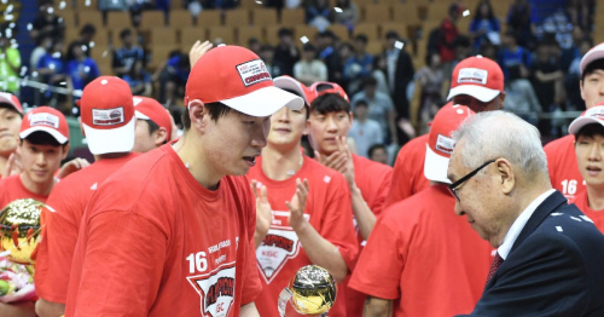 [SS포토] KGC 오세근, MVP 수상의 기쁨!