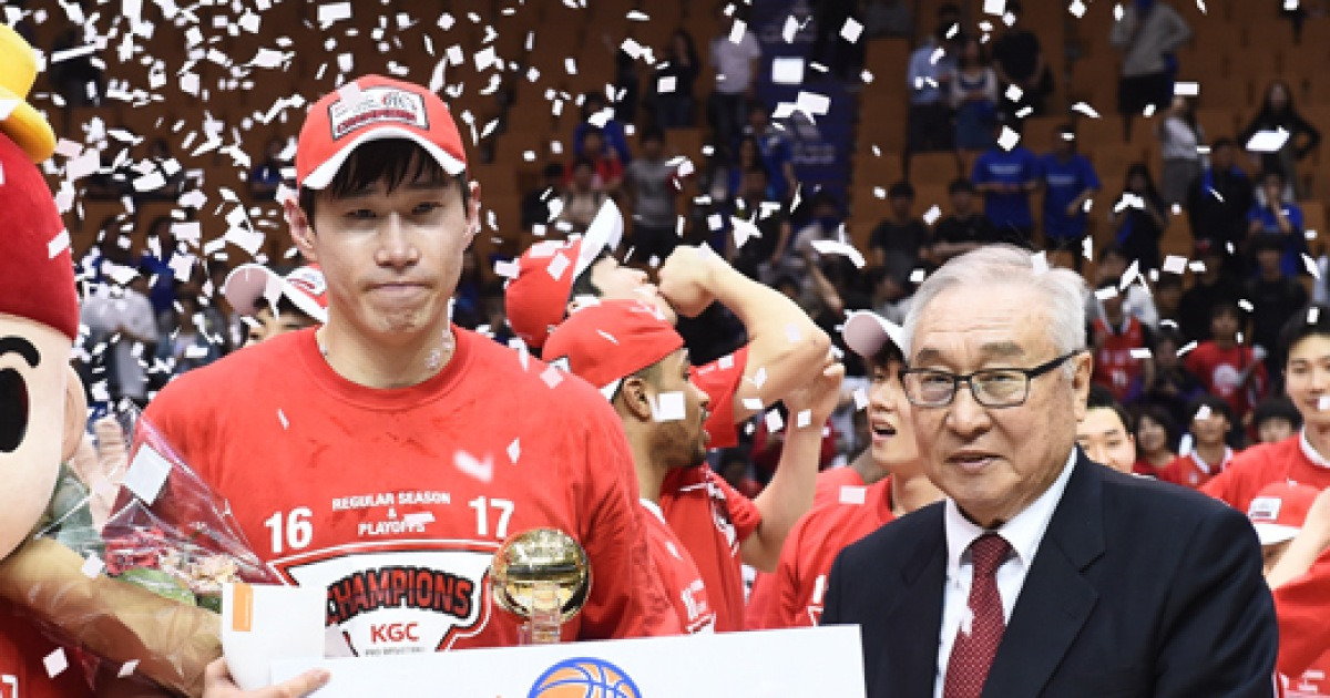 '챔프전 MVP' KGC 오세근 "눈물 안 흘릴 줄..마음 여리다" (일문일답)