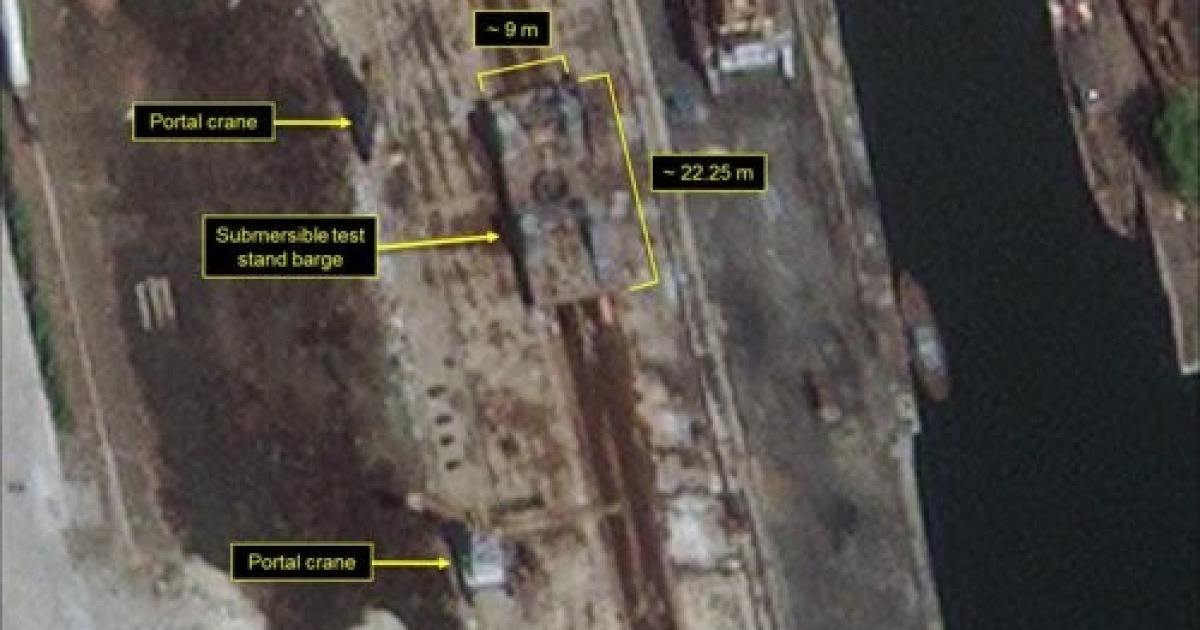 38노스 "북한 남포서 SLBM 발사용 두번째 바지선 포착"