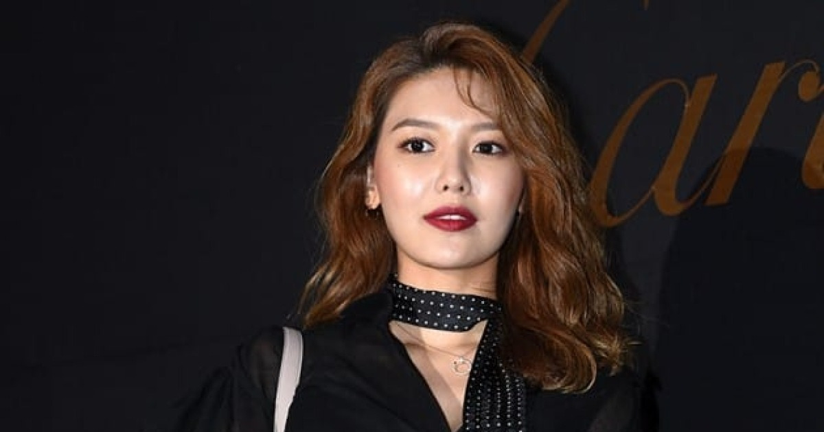 [hei포토] 수영 속 훤히 비치는 시스루 의상 입고
