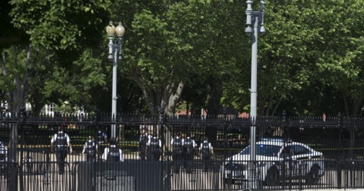 epaselect USA WHITE HOUSE FENCE JUMPER