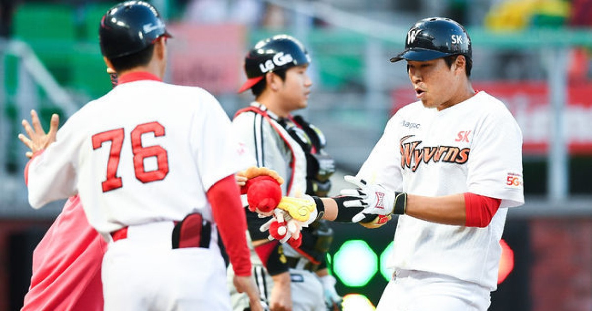 '김태훈 프로 첫 승' SK, LG 6-1 꺾고 3연패 탈출