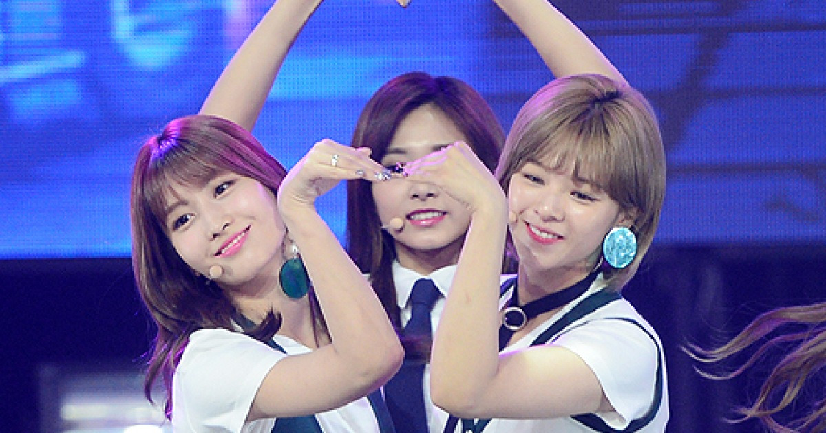 쯔위-정연-모모 '하트로 합체' [MBN포토]