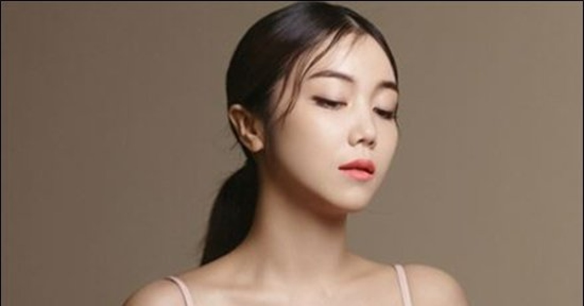 김옥빈, 착시 누드톤 드레스 화보..'고혹적인 섹시'