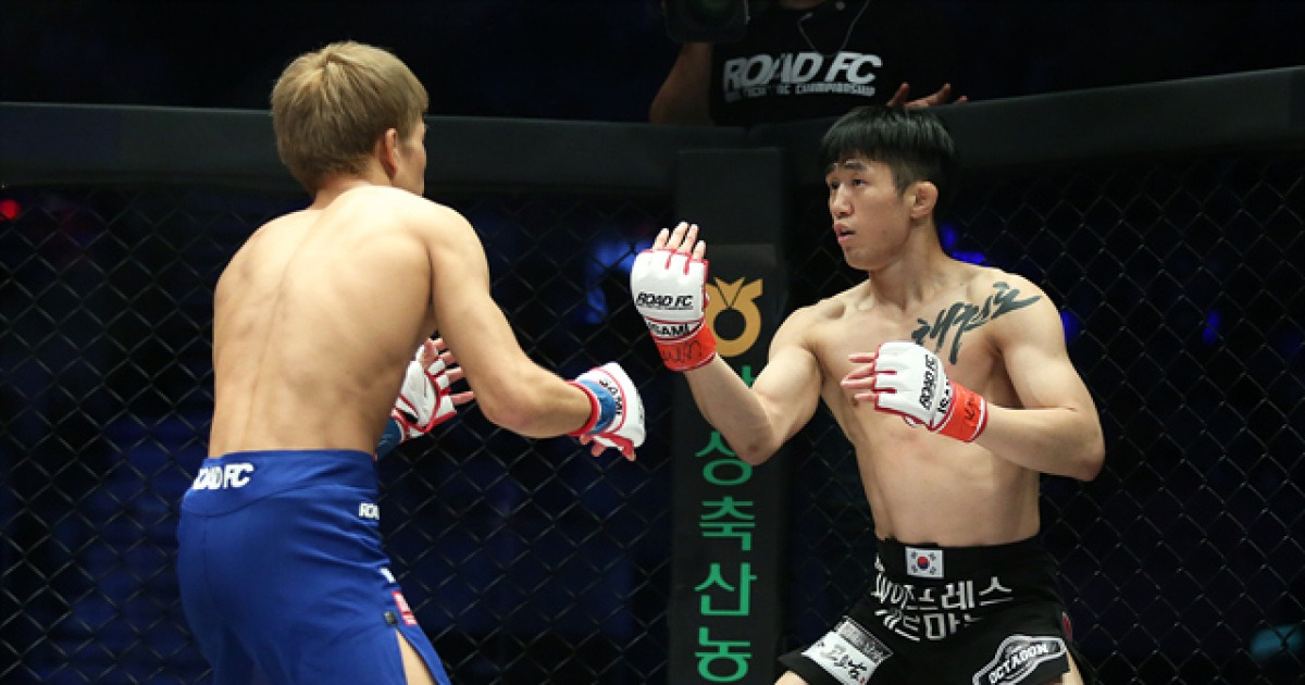[포토] 아사쿠라 카이 도발하는 문제훈 - 로드FC 039 (71)