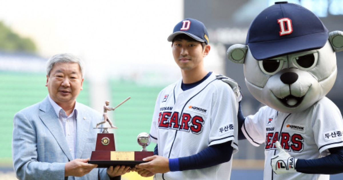 [SS포토] 정진호, KBO 통산 23번째 사이클링 히트 시상식