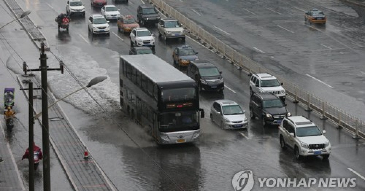 CHINA BEIJING WEATHER RAIN