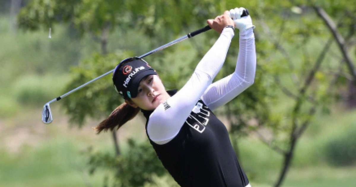 '대세' 김지현의 정교한 아이언 티샷 [KLPGA 비씨카드·한경 레이디스컵]