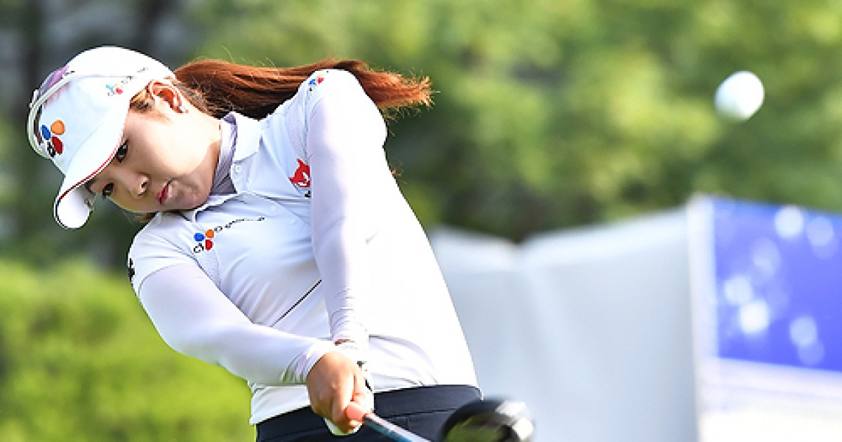 [포토엔]장은수 '짧은 치마 휘날리는 티샷'