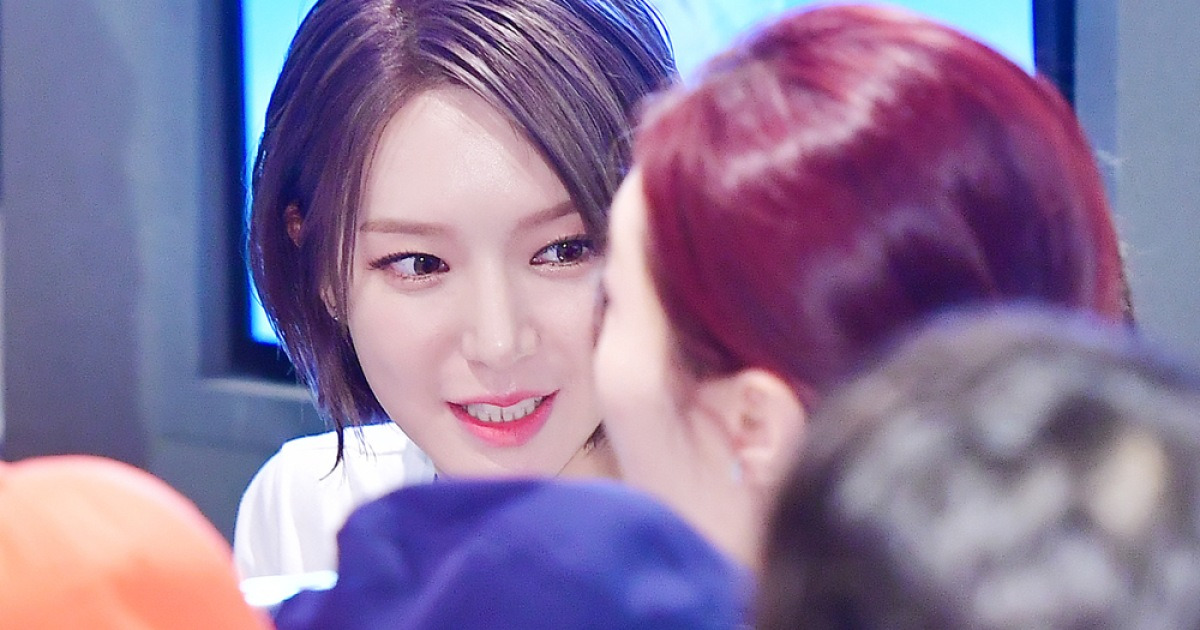 [포토엔HD] AOA 탈퇴한 초아 '수많은 팬들 사이로 얼굴만 빼꼼'