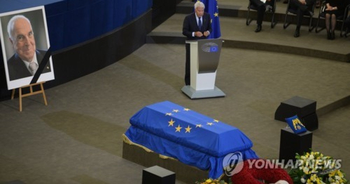 FRANCE PEOPLE HELMUT KOHL EUROPEAN CEREMONY OF HONOUR