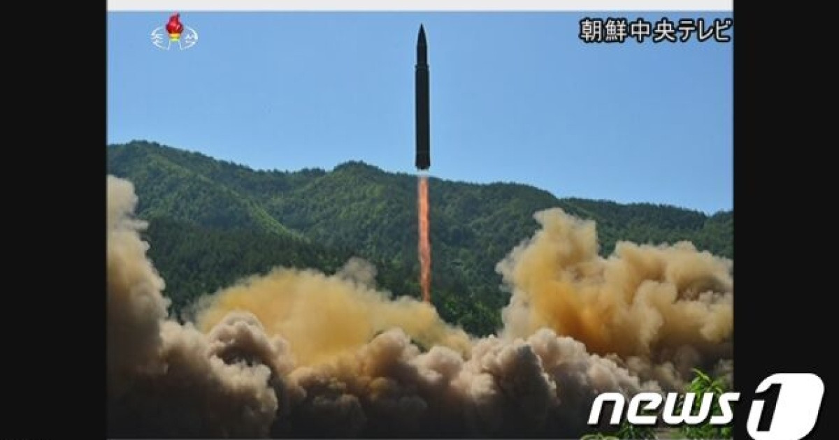 軍 "北 화성-14형, 2015년 첫 공개된 KN-08 개량형 가능성"