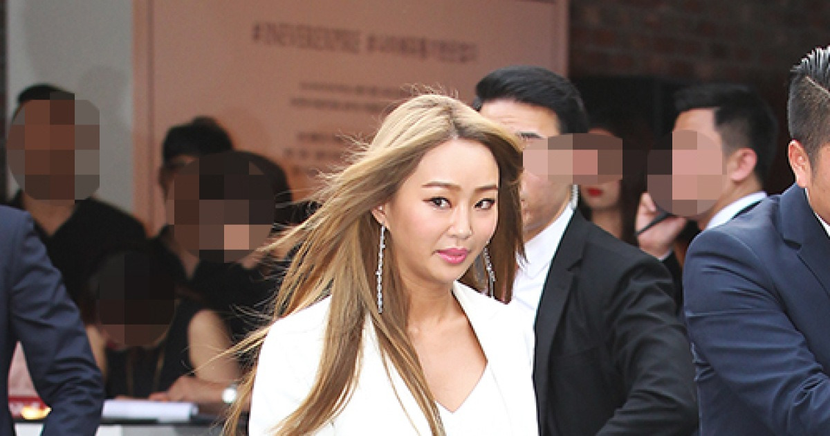 [포토엔]효린 씨스타 해체 후 첫 행사에서 긴장한 듯 입장