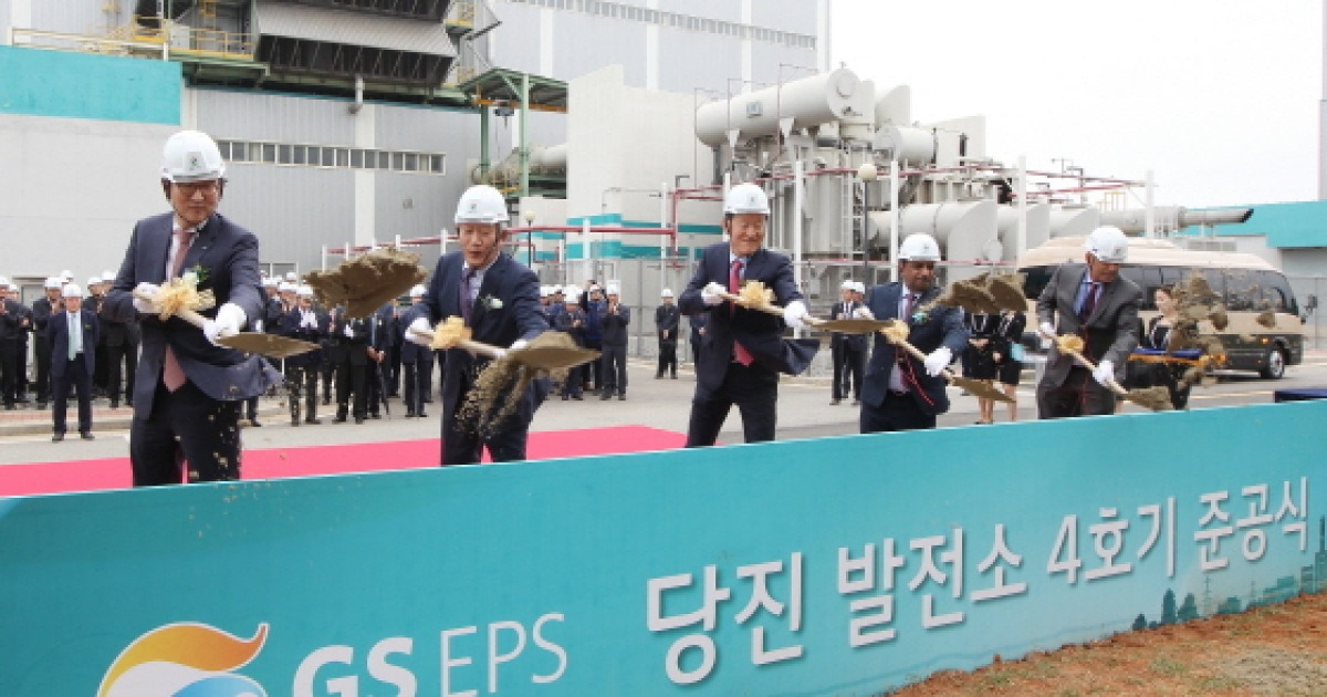 [사진]허창수 GS 회장, 당진 LNG발전소 준공식서 기념식수