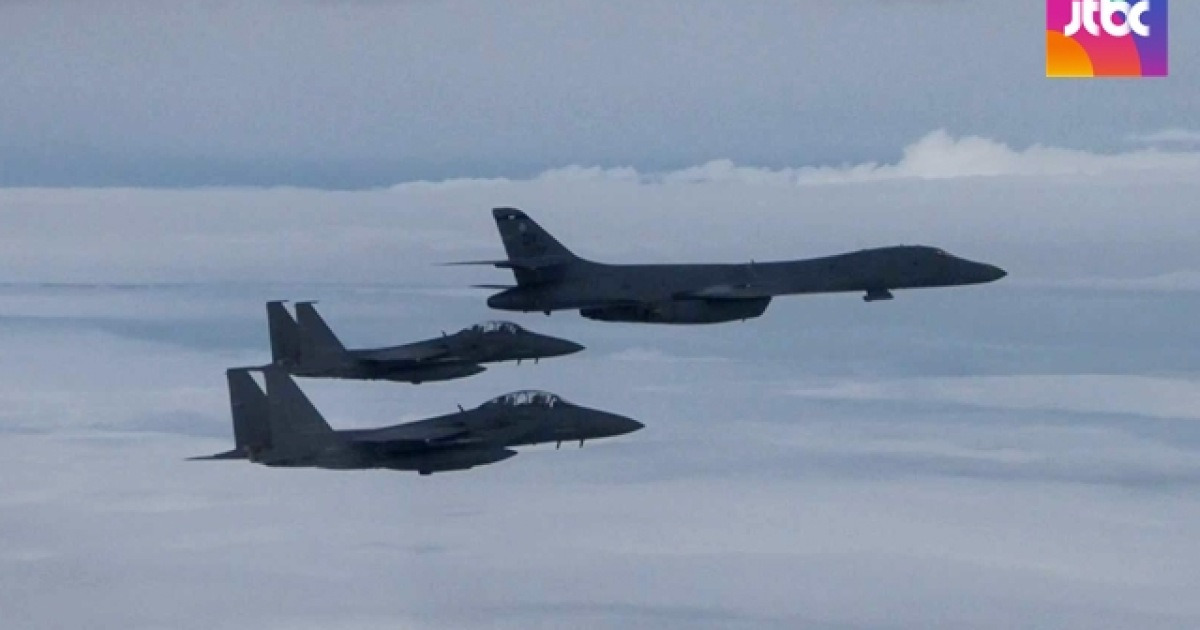 B-1B 전략폭격기 한반도 전개..실사격 훈련 첫 공개