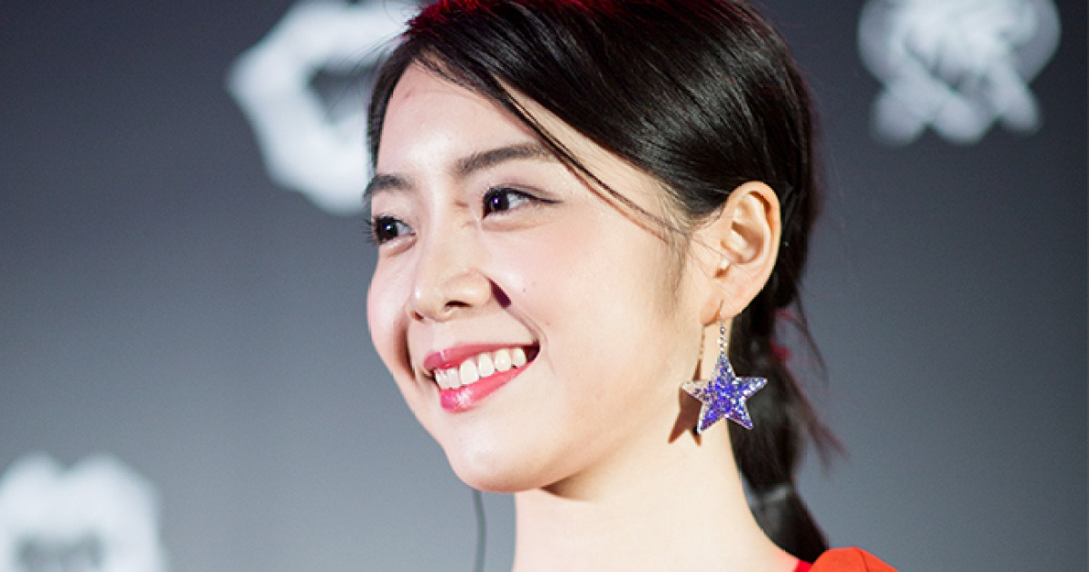 [포토] LPL RNG 승리로 인터뷰 준비 중인 유수앙 아나운서