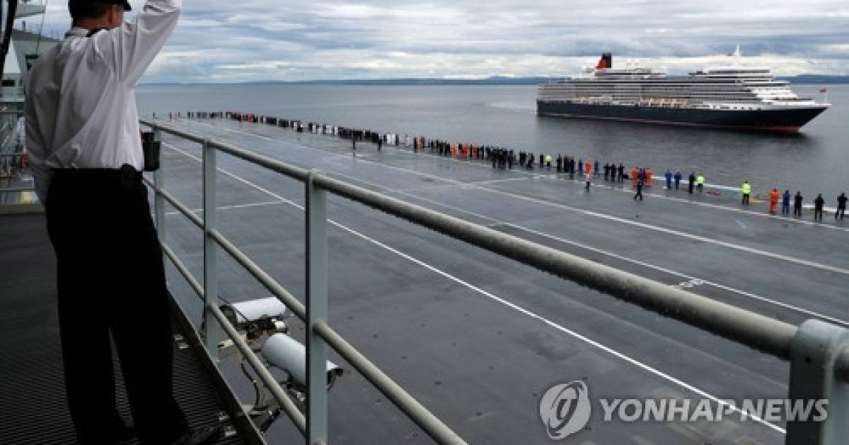 AT SEA HMS QUEEN ELIZABETH II AND MV QUEEN ELIZABETH II