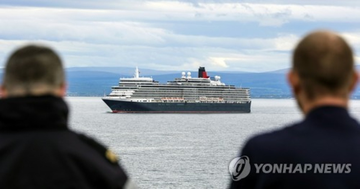 AT SEA HMS QUEEN ELIZABETH II AND MV QUEEN ELIZABETH II