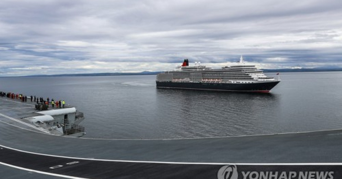 AT SEA HMS QUEEN ELIZABETH II AND MV QUEEN ELIZABETH II