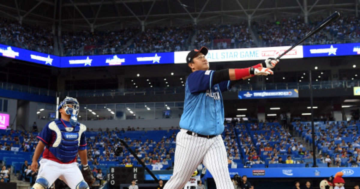 [SS포토]KBO 올스타전 홈런 레이스, 홈런 바라보는 이대호