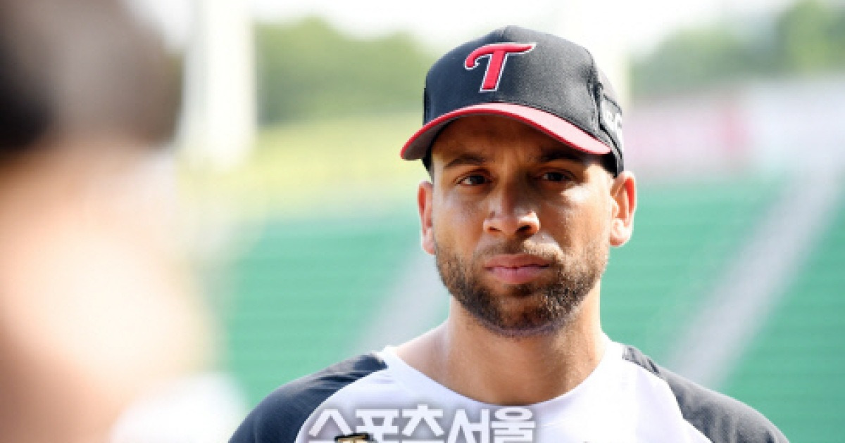 [SS포토]KBO리그 데뷔 앞둔 LG 외국인타자 로니