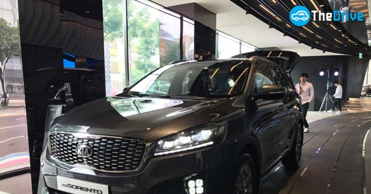 바뀐 디자인에 '8단 변속기·R-MDPS' 추가한 쏘렌토 출시 | 더드라이브