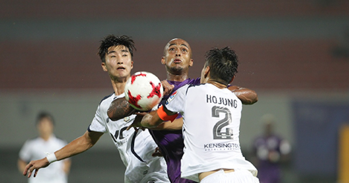 [B11포토] 안양vs서울 이랜드, '거친 몸 싸움'