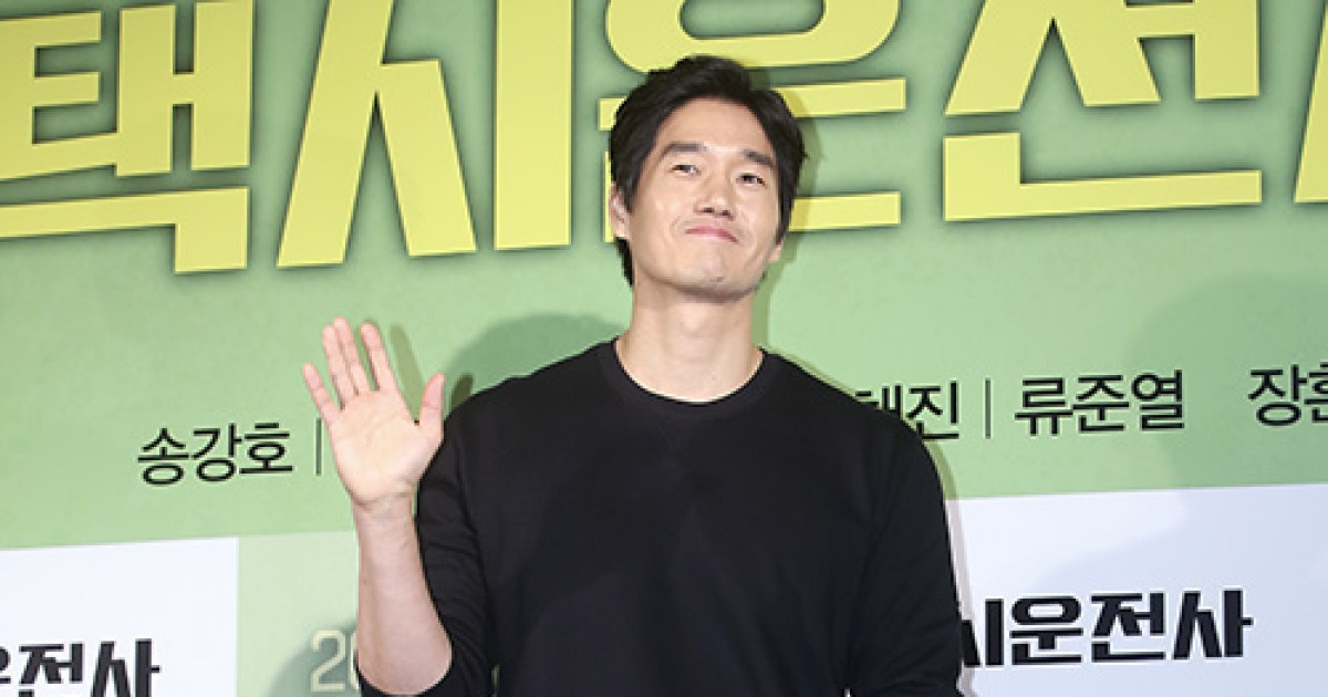 [bnt포토] 유지태 '부드러운 손인사'