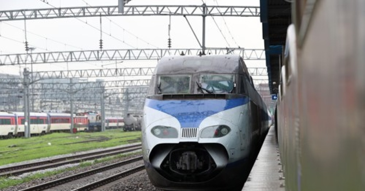 수색역에 멈춰선 KTX 고장 열차