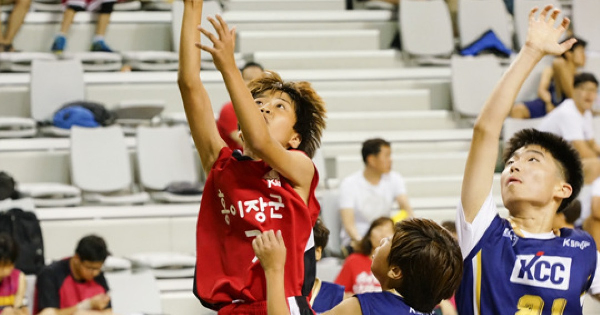 [JB포토] 빠른 템포로 골밑슛을 쏘는 KGC 유소년 선수