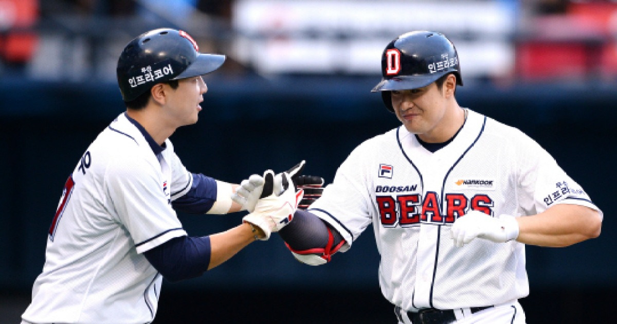 [포토] 투런포 김재환, KBO 최초 12G 연속 타점 기록 달성!