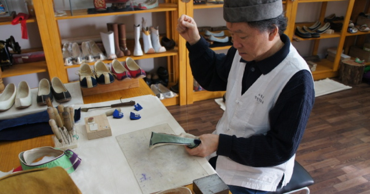 Tracing Korea's traditional shoemaking