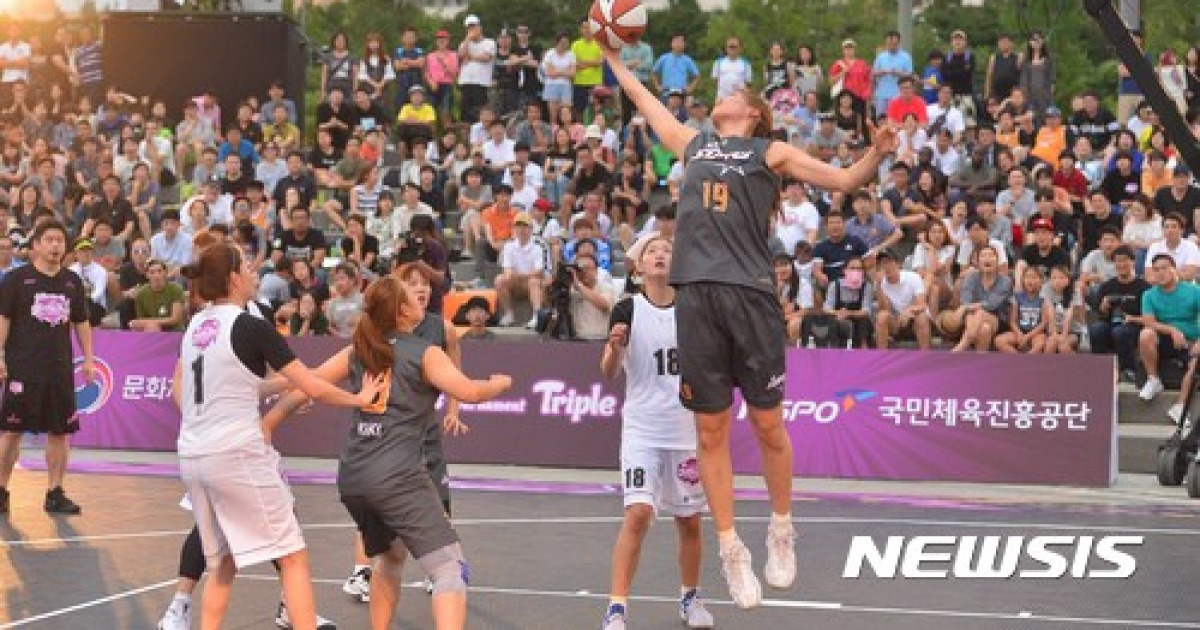 한강공원에서 WKBL 프로의 3X3 경기