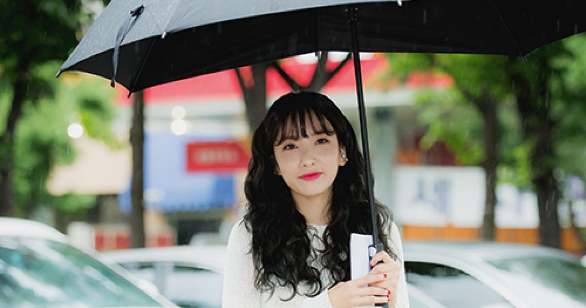 [bnt포토] 김지숙 '우산데이트를 부르는 사랑스러움'
