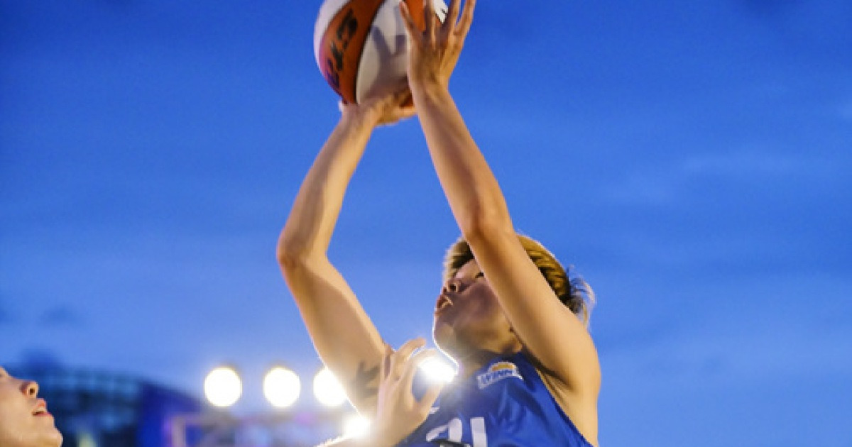 [JB포토] 페이더웨이 슛을 던지는 KDB생명 진안