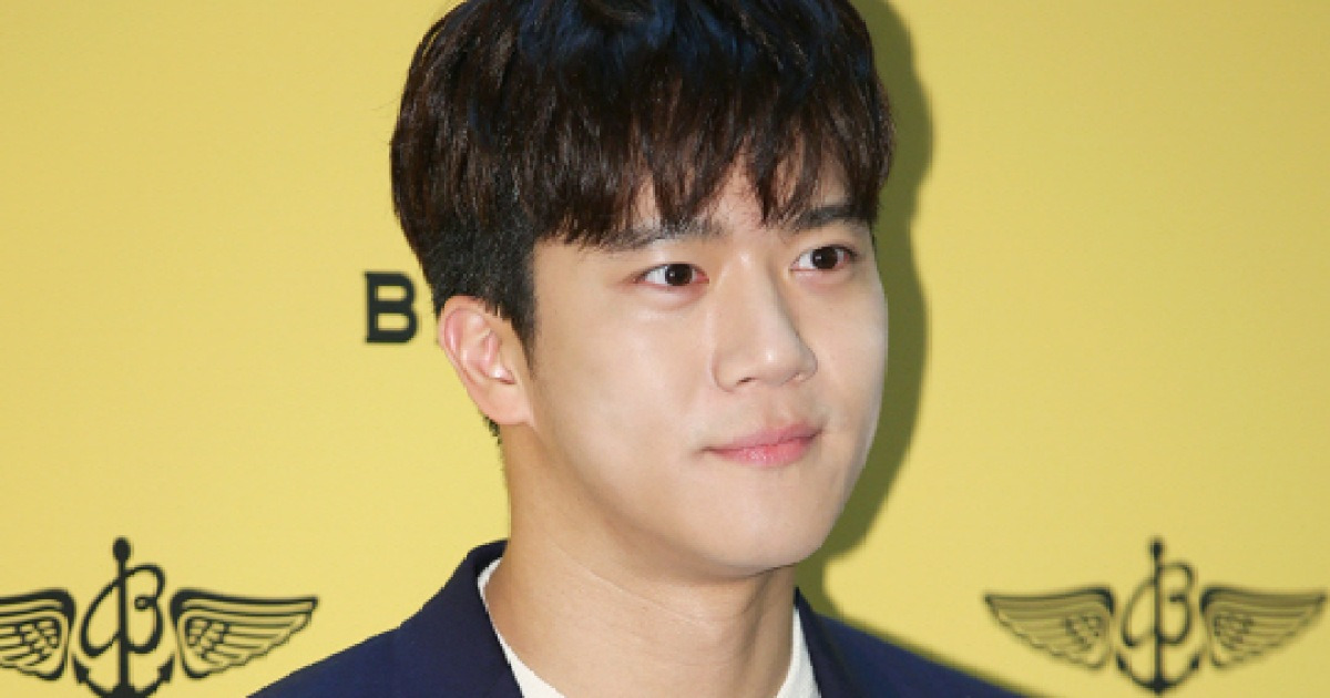 하석진 주먹 꽉 쥐고