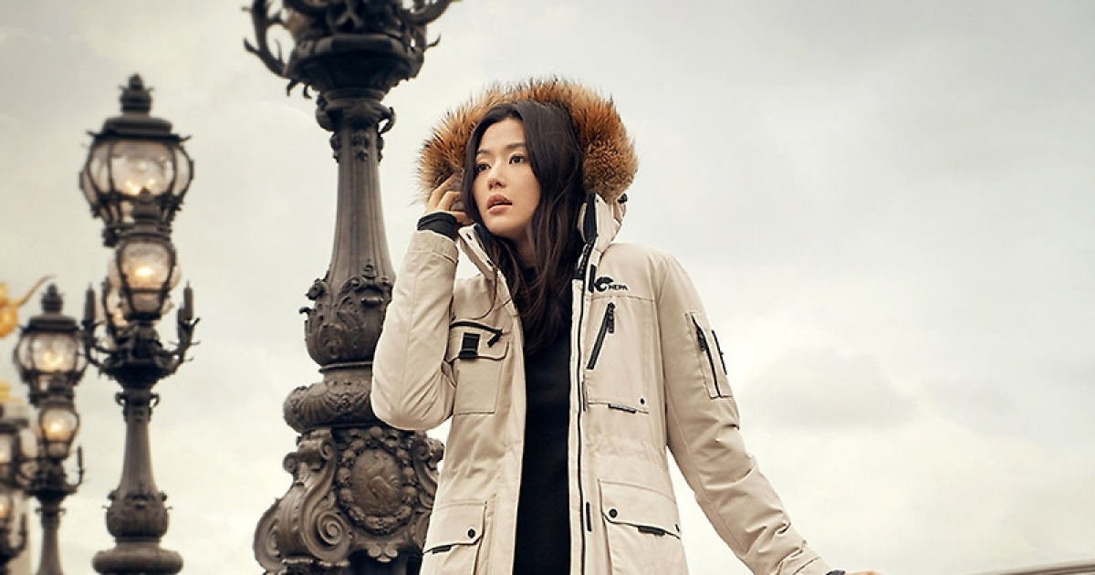 전지현의 유럽 여행 패션..17FW 시즌엔 '점퍼+원피스'