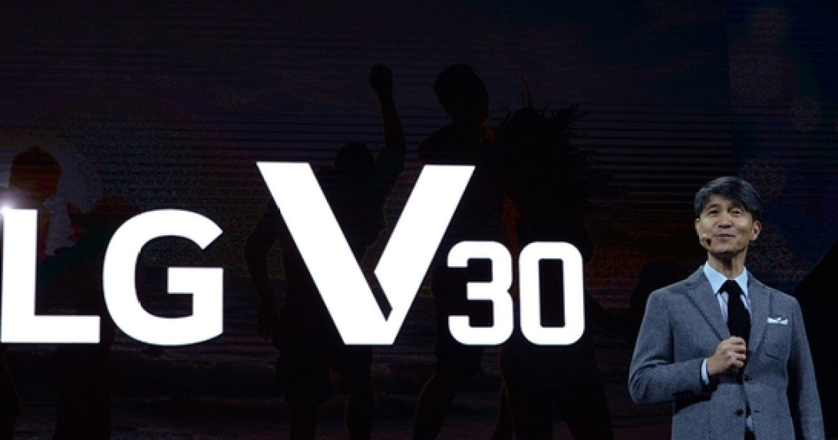 'LG전자 부활의 한방' V30 독일 IFA서 공개.."강력한 카메라∙사운드 기능 탑재"(종합)